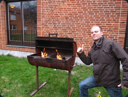 Rader från min simbassäng: Årets första grillning…värmen uteblev..